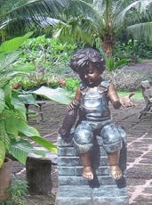 Bronze Toddler Boy Sitting on Wall Statue – timelessbronze.com